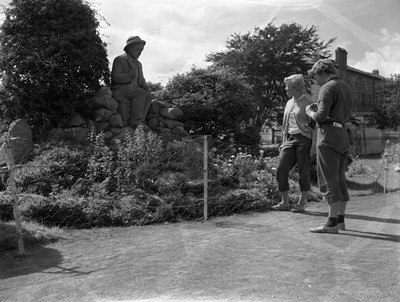 U.S. College Girls at Padraig O'Conaire Statue, Galway | Europeana