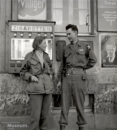 Lee Miller und US-Offizier in Leipzig, Hintergrund Zigarettenautomat ...