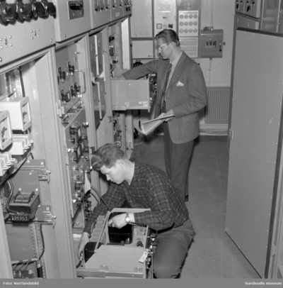 Televerket monterar in engelska sändare. | Europeana
