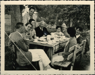 Jacob Picard and family at picnic table Portraits Family | Europeana