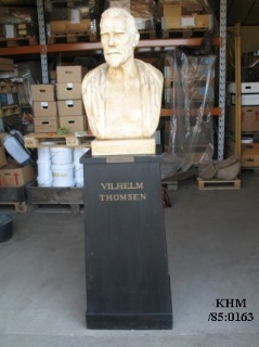 Buste med podium - Vilhelm Thomsen | Europeana