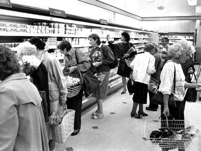 Supermarket shopping in the 1980s | Europeana