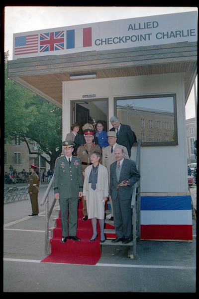 Fotografie: Feierliche Übergabe des Alliierten Kontrollhäuschens vom ...