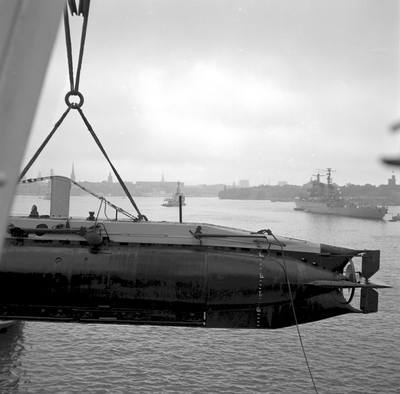 U-båten Spiggen transporteras till järnväg | Europeana