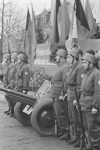 Dresden, Kampfgruppen der Arbeiterklasse, Kundgebung mit Soldaten der ...